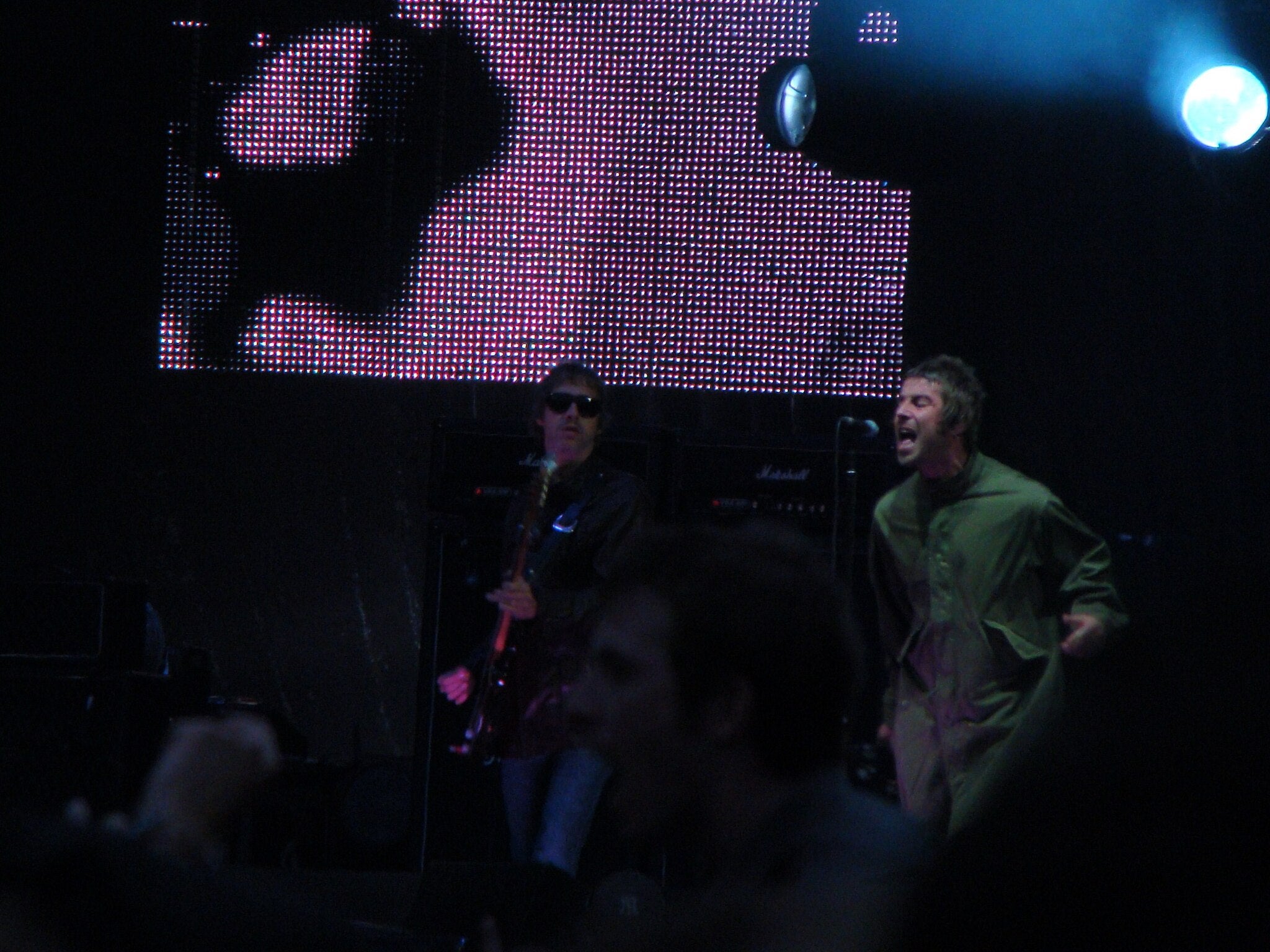 Peleas, insultos, reproches y una reconciliación: vuelve Oasis 15 años después